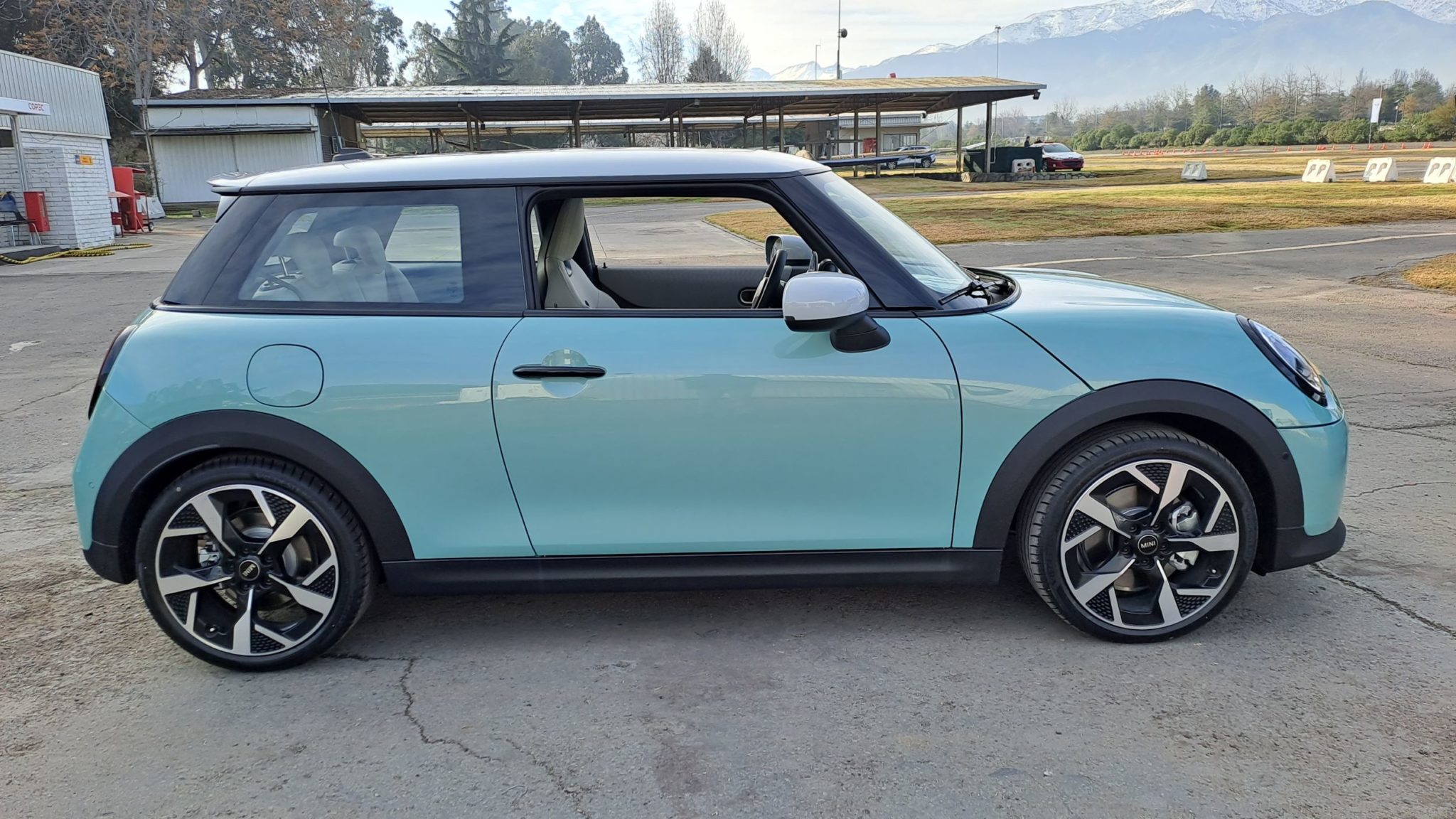 La quinta generación del MINI Cooper 3 puertas ya está en Chile ...